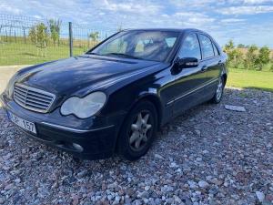 Black Mercedes-Benz C 200 2001 in Klaipeda, with an engine capacity of 2.15 L and mileage of 305 thousand km for 999 €, photo 5 on AUTOMOTO.COM.LV