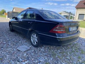 Black Mercedes-Benz C 200 2001 in Klaipeda, with an engine capacity of 2.15 L and mileage of 305 thousand km for 999 €, photo 6 on AUTOMOTO.COM.LV