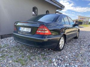 Black Mercedes-Benz C 200 2001 in Klaipeda, with an engine capacity of 2.15 L and mileage of 305 thousand km for 999 €, photo 7 on AUTOMOTO.COM.LV