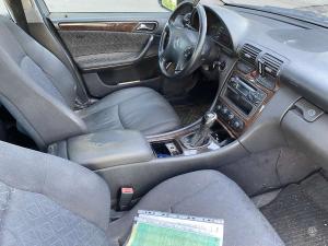Black Mercedes-Benz C 200 2001 in Klaipeda, with an engine capacity of 2.15 L and mileage of 305 thousand km for 999 €, photo 8 on AUTOMOTO.COM.LV
