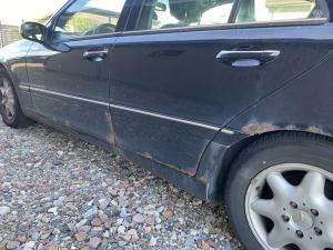 Black Mercedes-Benz C 200 2001 in Klaipeda, with an engine capacity of 2.15 L and mileage of 305 thousand km for 999 €, photo 9 on AUTOMOTO.COM.LV