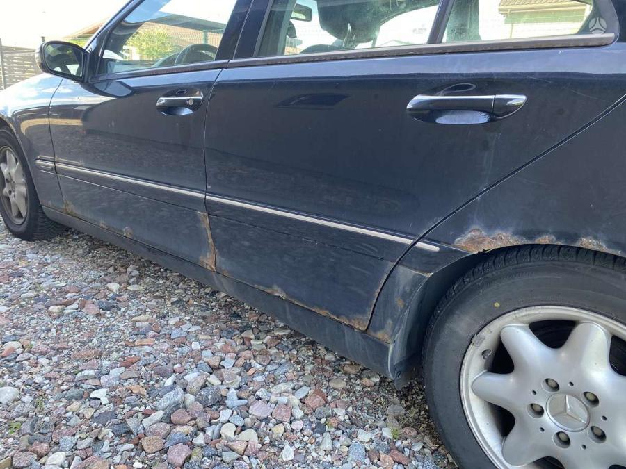 Black Mercedes-Benz C 200 2001 in Klaipeda, with an engine capacity of 2.15 L and mileage of 305 thousand km for 999 €, photo 9 on AUTOMOTO.COM.LV