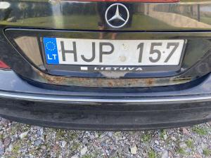 Black Mercedes-Benz C 200 2001 in Klaipeda, with an engine capacity of 2.15 L and mileage of 305 thousand km for 999 €, photo 10 on AUTOMOTO.COM.LV