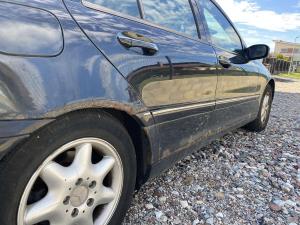 Black Mercedes-Benz C 200 2001 in Klaipeda, with an engine capacity of 2.15 L and mileage of 305 thousand km for 999 €, photo 11 on AUTOMOTO.COM.LV