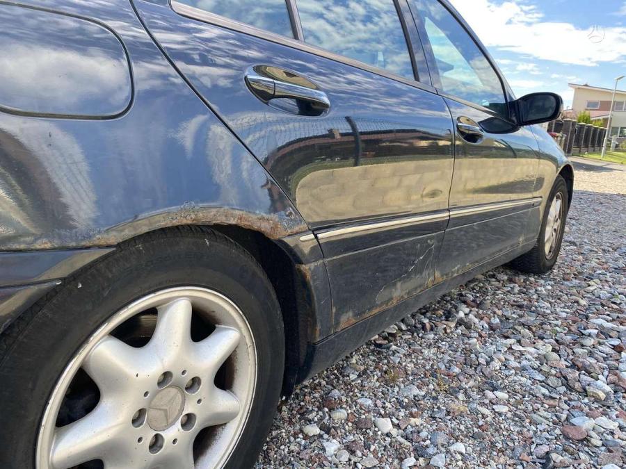 Black Mercedes-Benz C 200 2001 in Klaipeda, with an engine capacity of 2.15 L and mileage of 305 thousand km for 999 €, photo 11 on AUTOMOTO.COM.LV