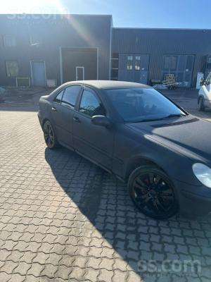 Black Mercedes-Benz C 200 2004 in Riga, with an engine capacity of 2.20 L and mileage of 313 thousand km for 1800 €, photo 6 on AUTOMOTO.COM.LV