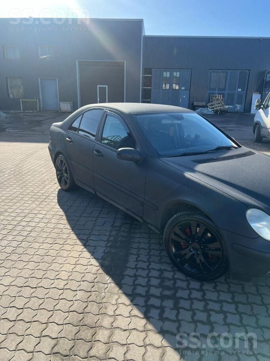 Black Mercedes-Benz C 200 2004 in Riga, with an engine capacity of 2.20 L and mileage of 313 thousand km for 1800 €, photo 6 on AUTOMOTO.COM.LV