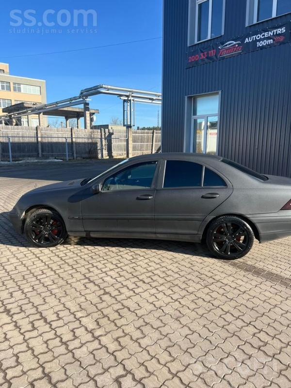 Black Mercedes-Benz C 200 2004 in Riga, with an engine capacity of 2.20 L and mileage of 313 thousand km for 1800 €, photo 7 on AUTOMOTO.COM.LV
