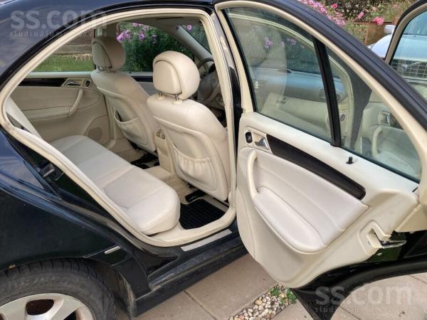 Black Mercedes-Benz C 200 2005 in Riga, with an engine capacity of 1.80 L and mileage of 333 thousand km for 1888 €, photo 11 on AUTOMOTO.COM.LV