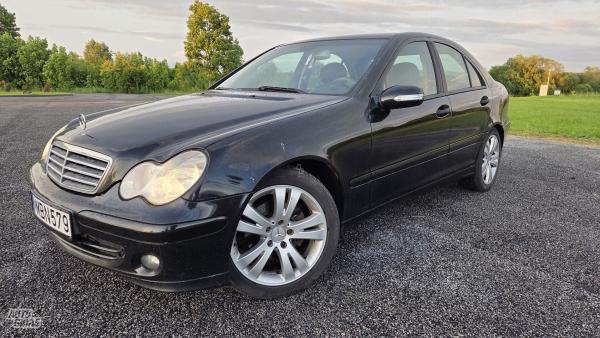 Black Mercedes-Benz C 200 2005 in Kupiskis, with an engine capacity of 2.10 L and mileage of 449 thousand km for 1800 €, photo 1 on AUTOMOTO.COM.LV