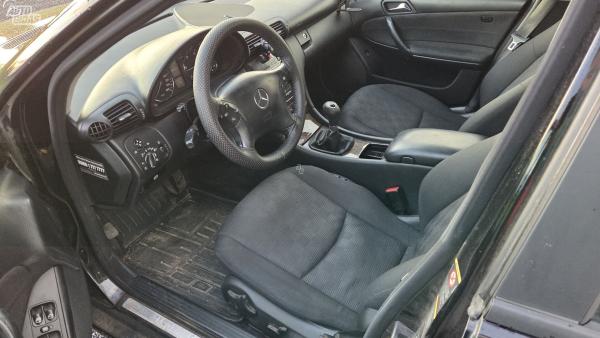 Black Mercedes-Benz C 200 2005 in Kupiskis, with an engine capacity of 2.10 L and mileage of 449 thousand km for 1800 €, photo 4 on AUTOMOTO.COM.LV