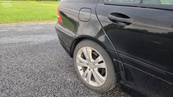 Black Mercedes-Benz C 200 2005 in Kupiskis, with an engine capacity of 2.10 L and mileage of 449 thousand km for 1800 €, photo 10 on AUTOMOTO.COM.LV