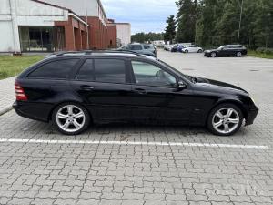 Black Mercedes-Benz C 200 2005 in Riga, with an engine capacity of 2.00 L and mileage of 499 thousand km for 1470 €, photo 4 on AUTOMOTO.COM.LV