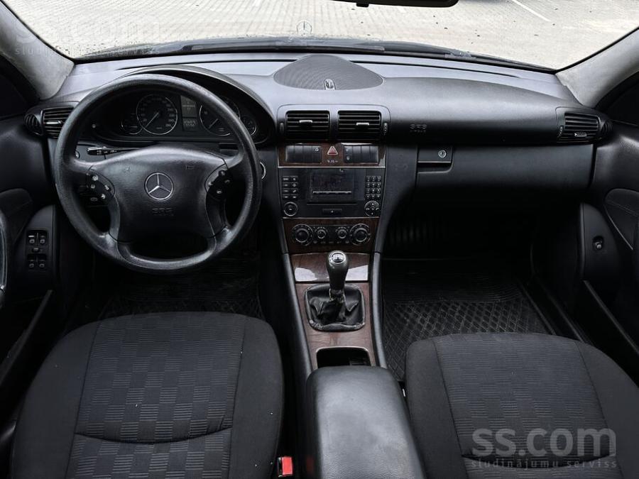 Black Mercedes-Benz C 200 2005 in Riga, with an engine capacity of 2.00 L and mileage of 499 thousand km for 1470 €, photo 10 on AUTOMOTO.COM.LV