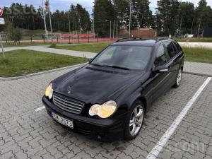 Black Mercedes-Benz C 200 2005 in Riga, with an engine capacity of 2.00 L and mileage of 499 thousand km for 1470 €, photo  on AUTOMOTO.COM.LV