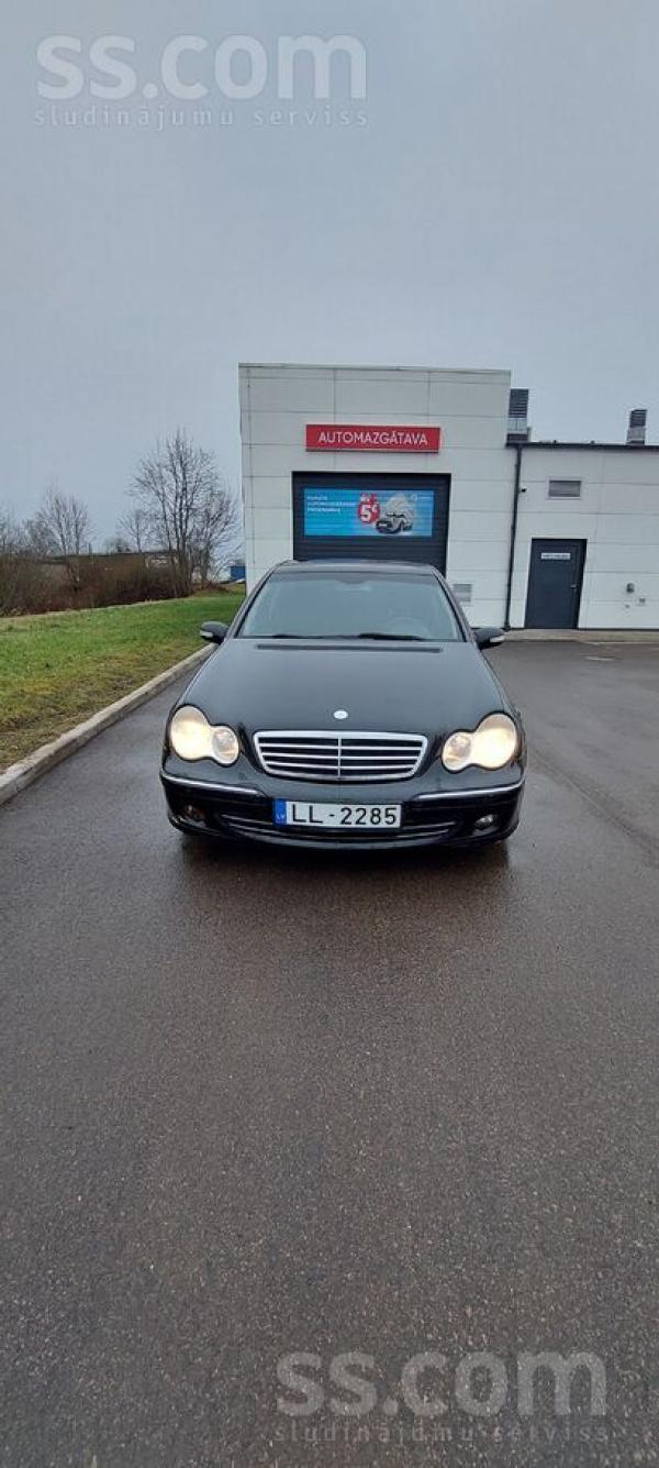 Black Mercedes-Benz C 200 2006 in Daugavpils, with an engine capacity of 2.00 L and mileage of 335 thousand km for 2800 €, photo 2 on AUTOMOTO.COM.LV