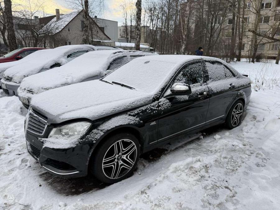 Melns Mercedes-Benz C 200 2007 Kauņa, ar dzinēja tilpumu 2.00 L un nobraukumu 132 tūkst. km par 2900 €, foto 1 vietnē AUTOMOTO.COM.LV
