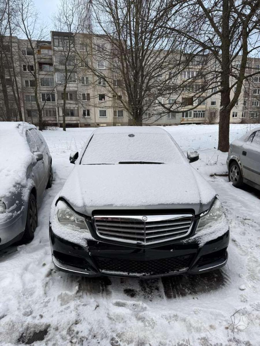 Melns Mercedes-Benz C 200 2007 Kauņa, ar dzinēja tilpumu 2.00 L un nobraukumu 132 tūkst. km par 2900 €, foto 2 vietnē AUTOMOTO.COM.LV