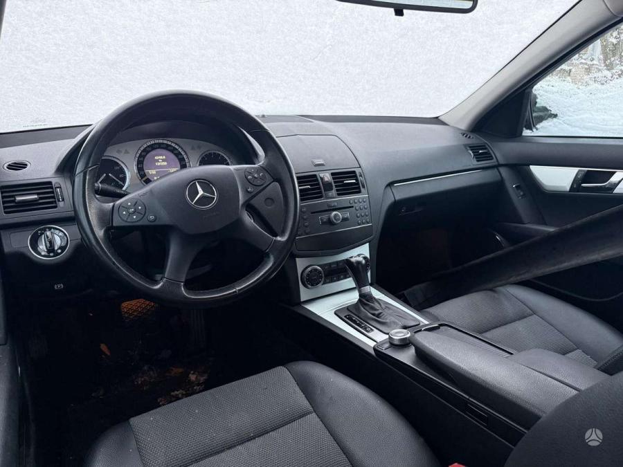Melns Mercedes-Benz C 200 2007 Kauņa, ar dzinēja tilpumu 2.00 L un nobraukumu 132 tūkst. km par 2900 €, foto 4 vietnē AUTOMOTO.COM.LV