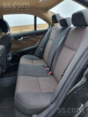 Black Mercedes-Benz C 200 2007 in Liepaja, with an engine capacity of 2.10 L and mileage of 265 thousand km for 3200 €, photo 8 on AUTOMOTO.COM.LV