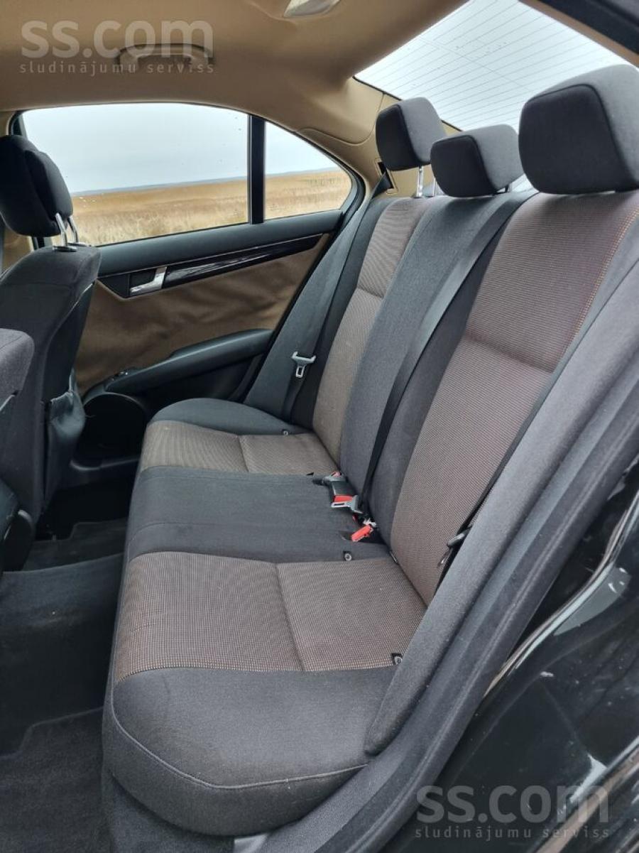 Black Mercedes-Benz C 200 2007 in Liepaja, with an engine capacity of 2.10 L and mileage of 265 thousand km for 3200 €, photo 8 on AUTOMOTO.COM.LV