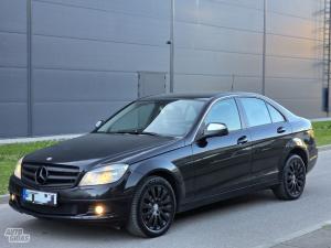 Melns Mercedes-Benz C 200 2008 Viļņa, ar dzinēja tilpumu 2.10 L un nobraukumu 700 tūkst. km par 2450 €, foto  vietnē AUTOMOTO.COM.LV