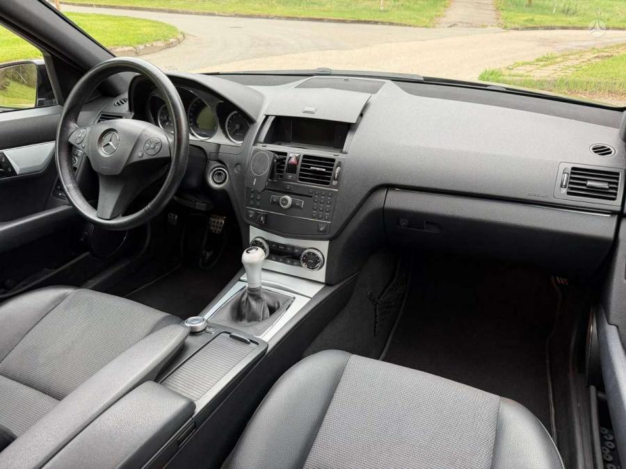 Melns Mercedes-Benz C 200 2008 Šauļi, ar dzinēja tilpumu 1.80 L un nobraukumu 227 tūkst. km par 6400 €, foto 13 vietnē AUTOMOTO.COM.LV