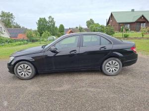 Black Mercedes-Benz C 200 2009 in Rokiskis, with an engine capacity of 2.15 L and mileage of 282 thousand km for 1600 €, photo 4 on AUTOMOTO.COM.LV