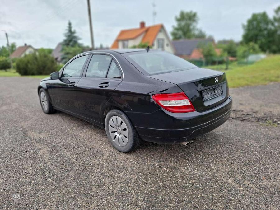 Black Mercedes-Benz C 200 2009 in Rokiskis, with an engine capacity of 2.15 L and mileage of 282 thousand km for 1600 €, photo 5 on AUTOMOTO.COM.LV