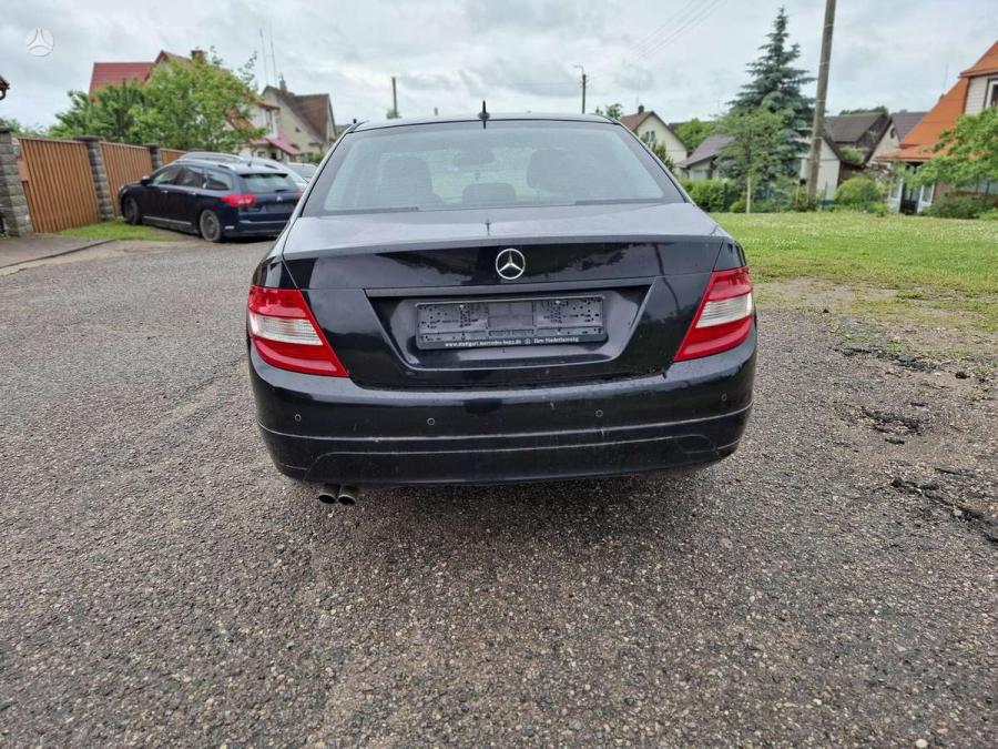 Black Mercedes-Benz C 200 2009 in Rokiskis, with an engine capacity of 2.15 L and mileage of 282 thousand km for 1600 €, photo 6 on AUTOMOTO.COM.LV