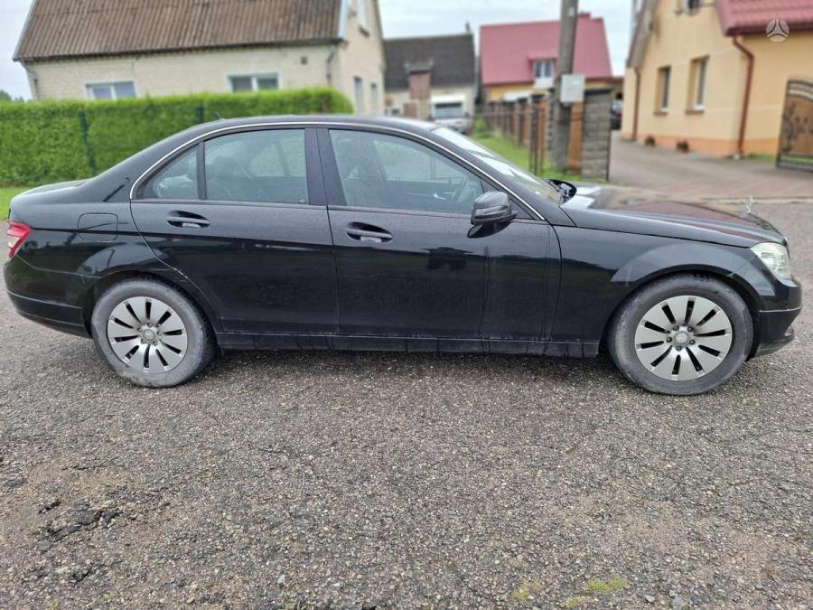 Black Mercedes-Benz C 200 2009 in Rokiskis, with an engine capacity of 2.15 L and mileage of 282 thousand km for 1600 €, photo 8 on AUTOMOTO.COM.LV