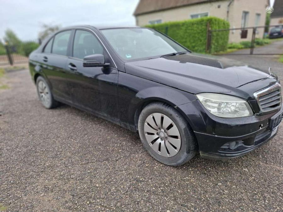 Black Mercedes-Benz C 200 2009 in Rokiskis, with an engine capacity of 2.15 L and mileage of 282 thousand km for 1600 €, photo 9 on AUTOMOTO.COM.LV