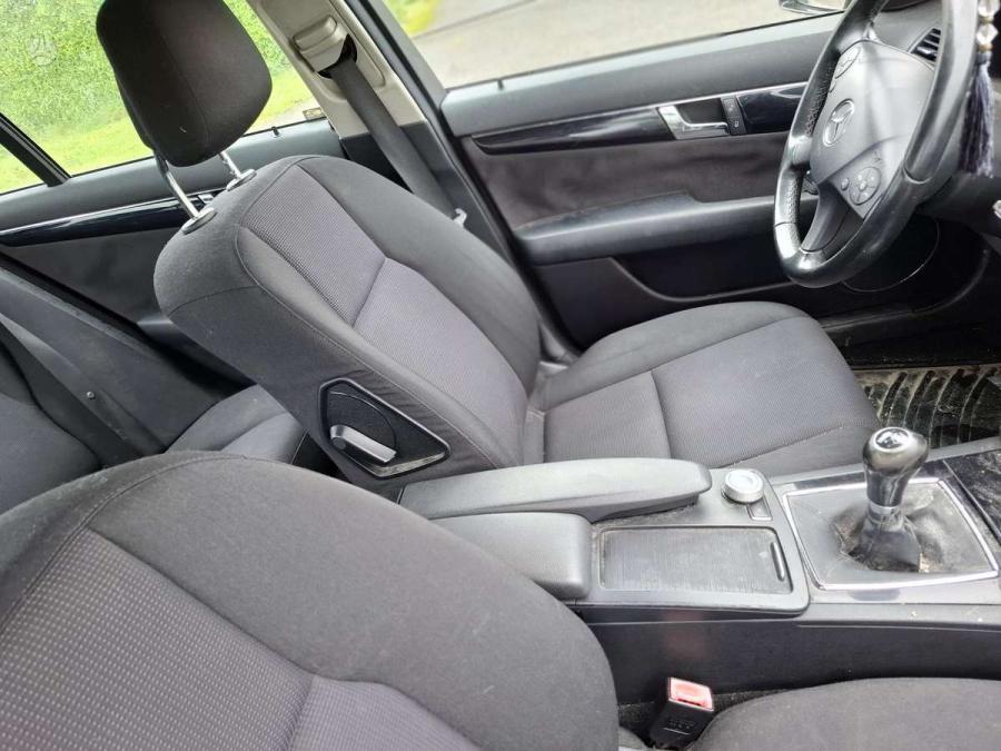 Black Mercedes-Benz C 200 2009 in Rokiskis, with an engine capacity of 2.15 L and mileage of 282 thousand km for 1600 €, photo 10 on AUTOMOTO.COM.LV