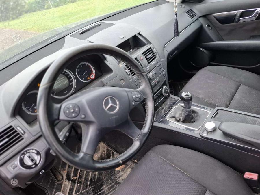 Black Mercedes-Benz C 200 2009 in Rokiskis, with an engine capacity of 2.15 L and mileage of 282 thousand km for 1600 €, photo 11 on AUTOMOTO.COM.LV