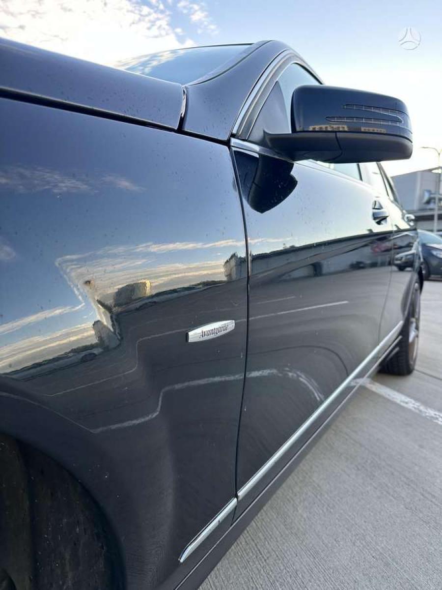 Black Mercedes-Benz C 200 2009 in Vilnius, with an engine capacity of 2.15 L and mileage of 307 thousand km for 5100 €, photo 5 on AUTOMOTO.COM.LV