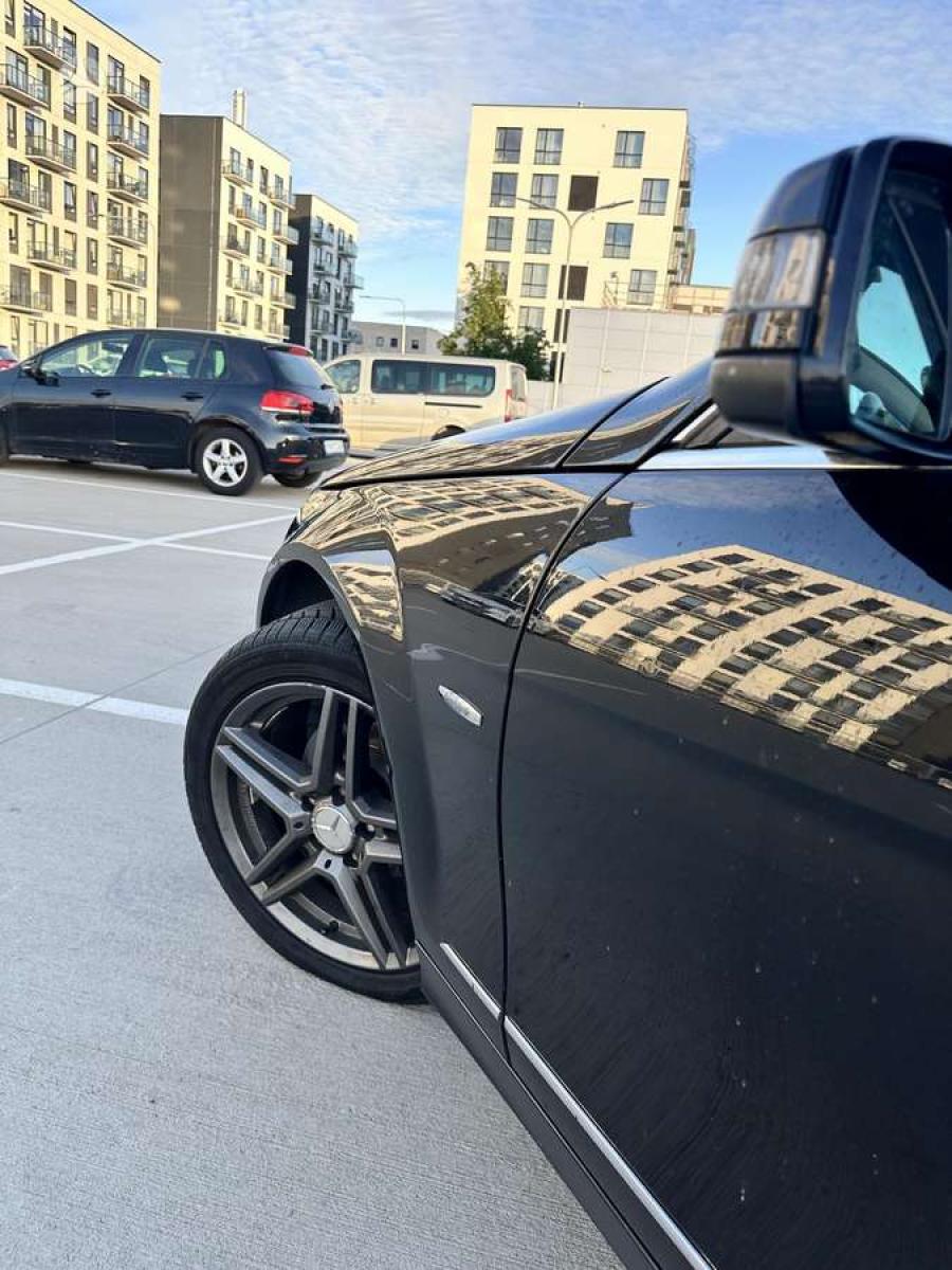 Black Mercedes-Benz C 200 2009 in Vilnius, with an engine capacity of 2.15 L and mileage of 307 thousand km for 5100 €, photo 7 on AUTOMOTO.COM.LV
