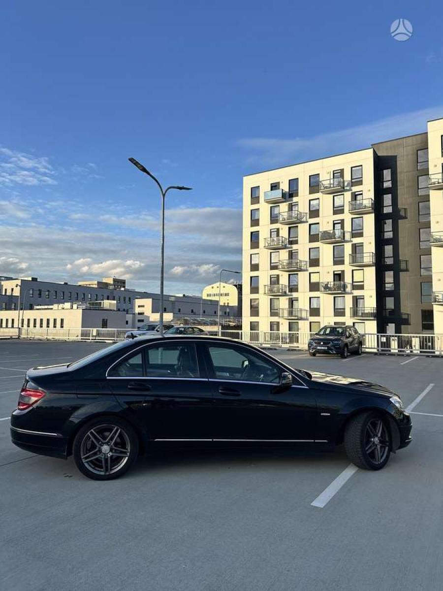 Black Mercedes-Benz C 200 2009 in Vilnius, with an engine capacity of 2.15 L and mileage of 307 thousand km for 5100 €, photo 8 on AUTOMOTO.COM.LV