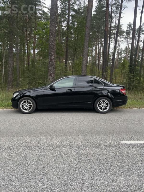 Black Mercedes-Benz C 200 2009 in Riga, with an engine capacity of 2.20 L and mileage of 299 thousand km for 3500 €, photo 3 on AUTOMOTO.COM.LV