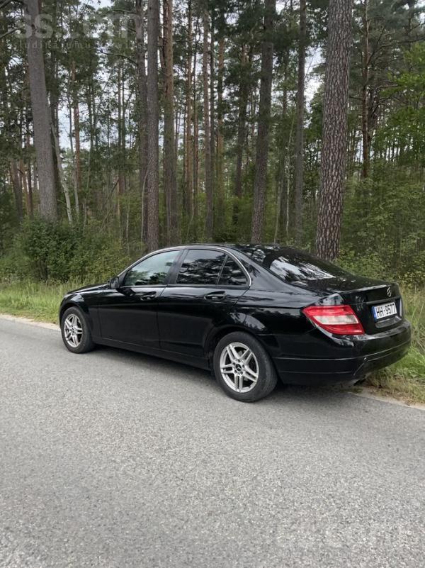 Black Mercedes-Benz C 200 2009 in Riga, with an engine capacity of 2.20 L and mileage of 299 thousand km for 3500 €, photo 4 on AUTOMOTO.COM.LV