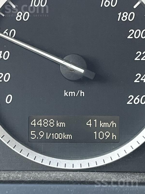 Black Mercedes-Benz C 200 2009 in Riga, with an engine capacity of 2.20 L and mileage of 299 thousand km for 3500 €, photo 5 on AUTOMOTO.COM.LV