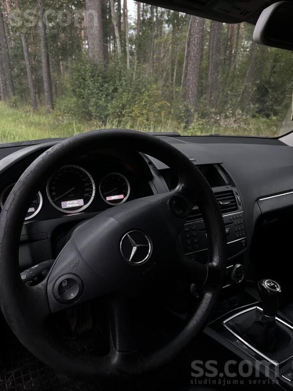 Black Mercedes-Benz C 200 2009 in Riga, with an engine capacity of 2.20 L and mileage of 299 thousand km for 3500 €, photo 6 on AUTOMOTO.COM.LV