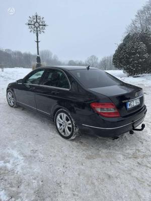 Melns Mercedes-Benz C 200 2010 Tauragė, ar dzinēja tilpumu 2.10 L un nobraukumu 275 tūkst. km par 4500 €, foto 3 vietnē AUTOMOTO.COM.LV