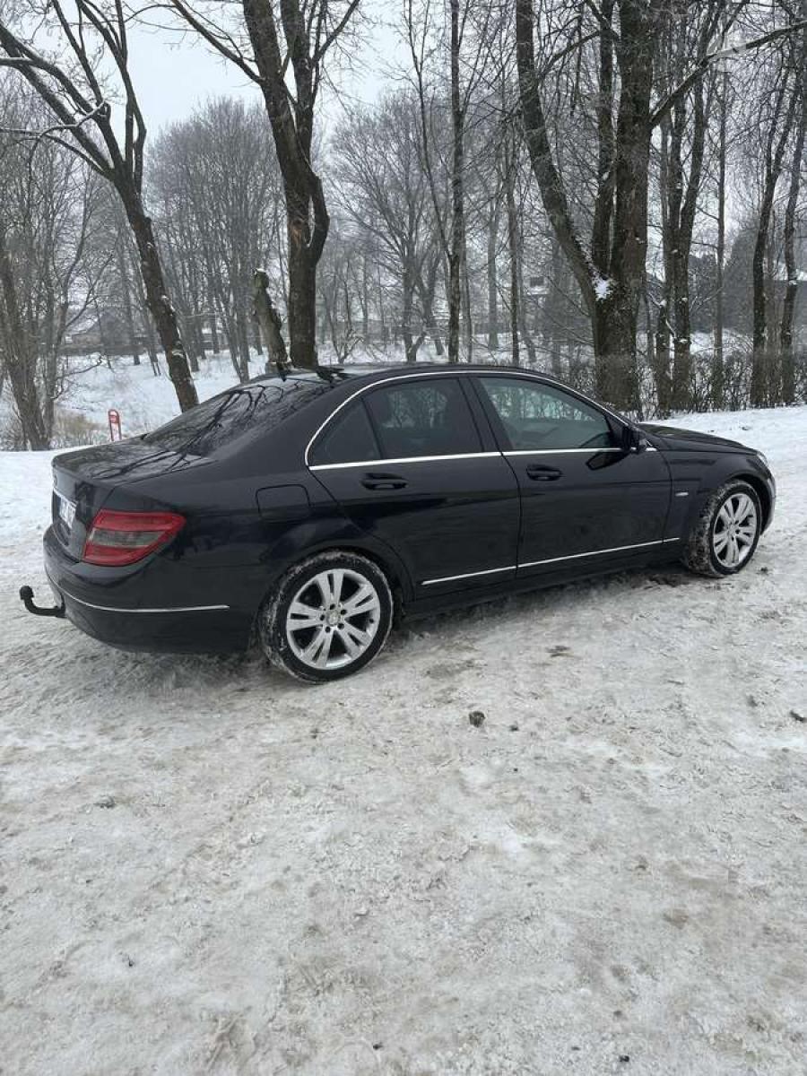 Melns Mercedes-Benz C 200 2010 Tauragė, ar dzinēja tilpumu 2.10 L un nobraukumu 275 tūkst. km par 4500 €, foto 4 vietnē AUTOMOTO.COM.LV