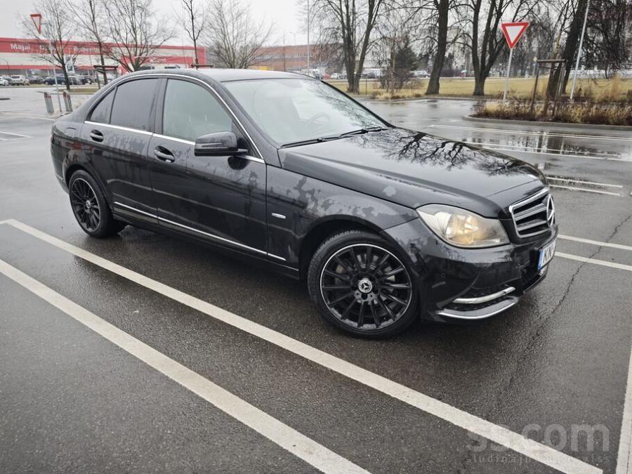 Black Mercedes-Benz C 200 2010 in Riga, with an engine capacity of 1.80 L and mileage of 184 thousand km for 6100 €, photo 1 on AUTOMOTO.COM.LV