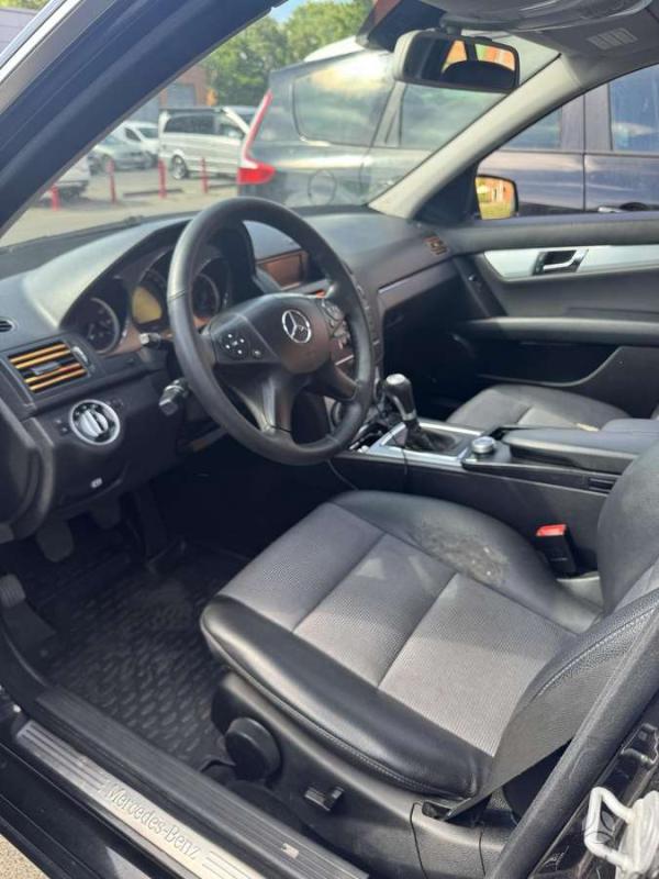 Black Mercedes-Benz C 200 2010 in Klaipeda, with an engine capacity of 2.14 L and mileage of 303 thousand km for 4100 €, photo 5 on AUTOMOTO.COM.LV