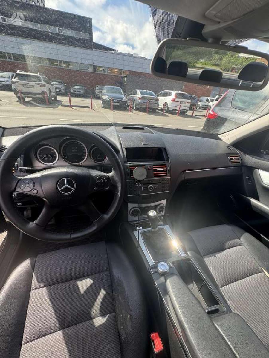 Black Mercedes-Benz C 200 2010 in Klaipeda, with an engine capacity of 2.14 L and mileage of 303 thousand km for 4100 €, photo 8 on AUTOMOTO.COM.LV