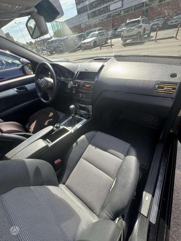 Black Mercedes-Benz C 200 2010 in Klaipeda, with an engine capacity of 2.14 L and mileage of 303 thousand km for 4100 €, photo 8 on AUTOMOTO.COM.LV