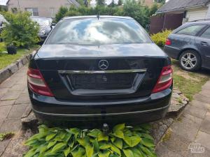 Black Mercedes-Benz C 200 2010 in Utena, with an engine capacity of 2.10 L and mileage of 274 thousand km for 4600 €, photo 7 on AUTOMOTO.COM.LV