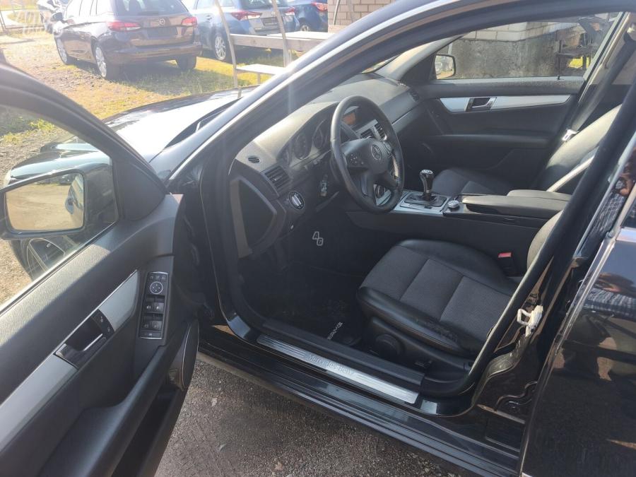Black Mercedes-Benz C 200 2010 in Utena, with an engine capacity of 2.10 L and mileage of 274 thousand km for 4600 €, photo 12 on AUTOMOTO.COM.LV