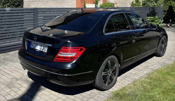 Melns Mercedes-Benz C 200 2011 Klaipėda, ar dzinēja tilpumu 2.14 L un nobraukumu 330 tūkst. km par 6900 €, foto 1 vietnē AUTOMOTO.COM.LV